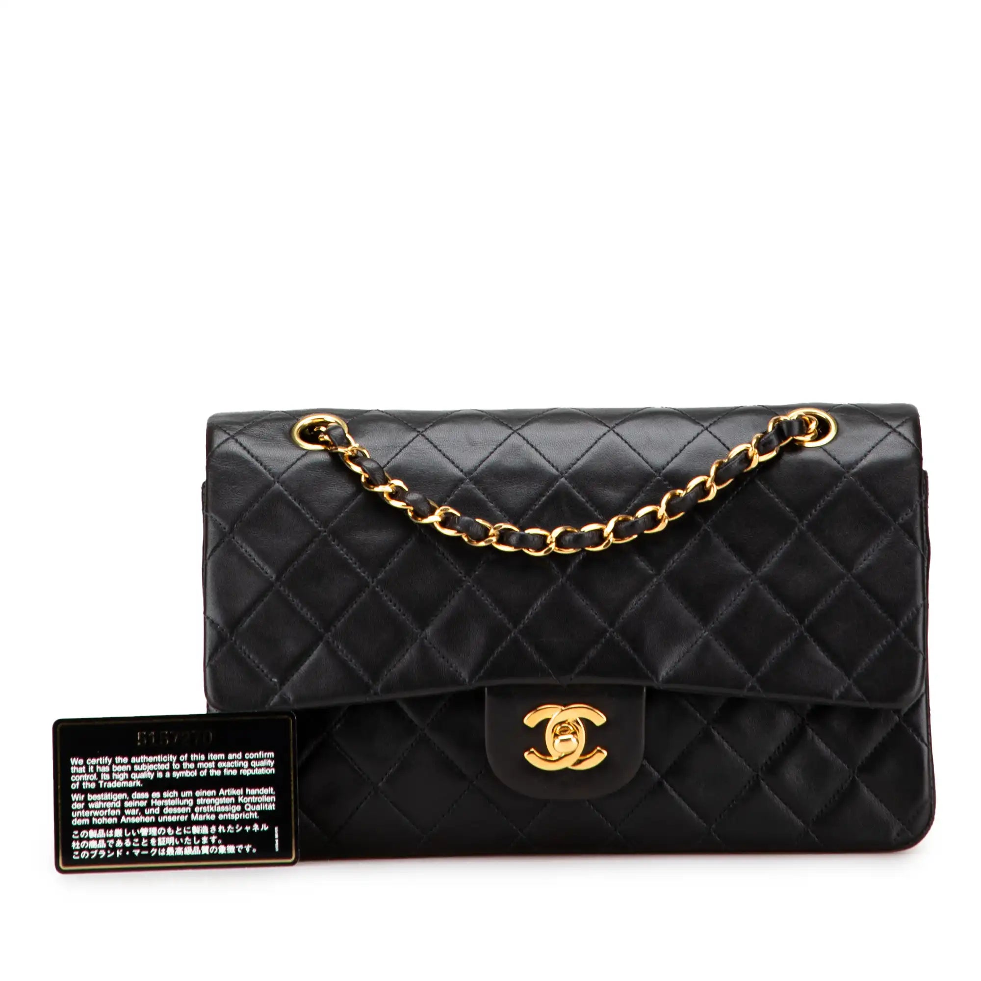 La reine noire de la mode : l'héritage intemporel de Chanel en cuir d'